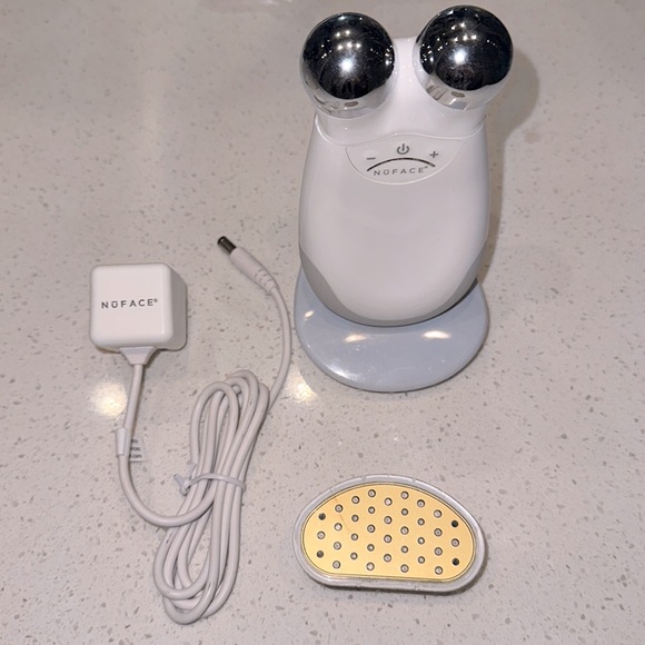 NuFace | Skincare | Nuface Trinity Profacial Toning Device W Red Light ...